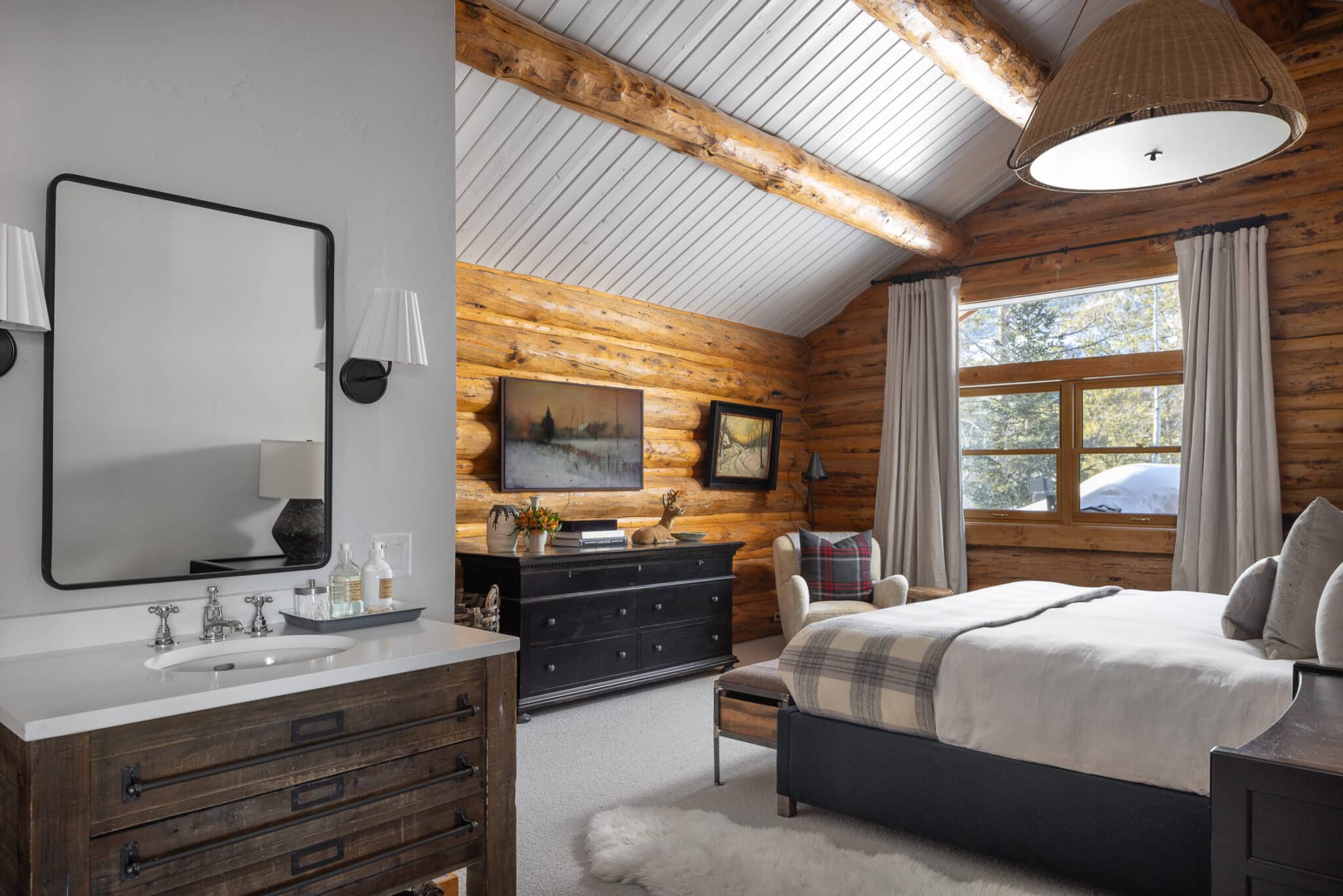 Upstairs Balcony Bedroom - Wildflower Lodge